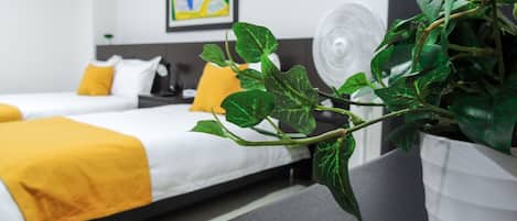 Quarto Triplo Superior | Roupa de alta qualidade, minibar com produtos grátis