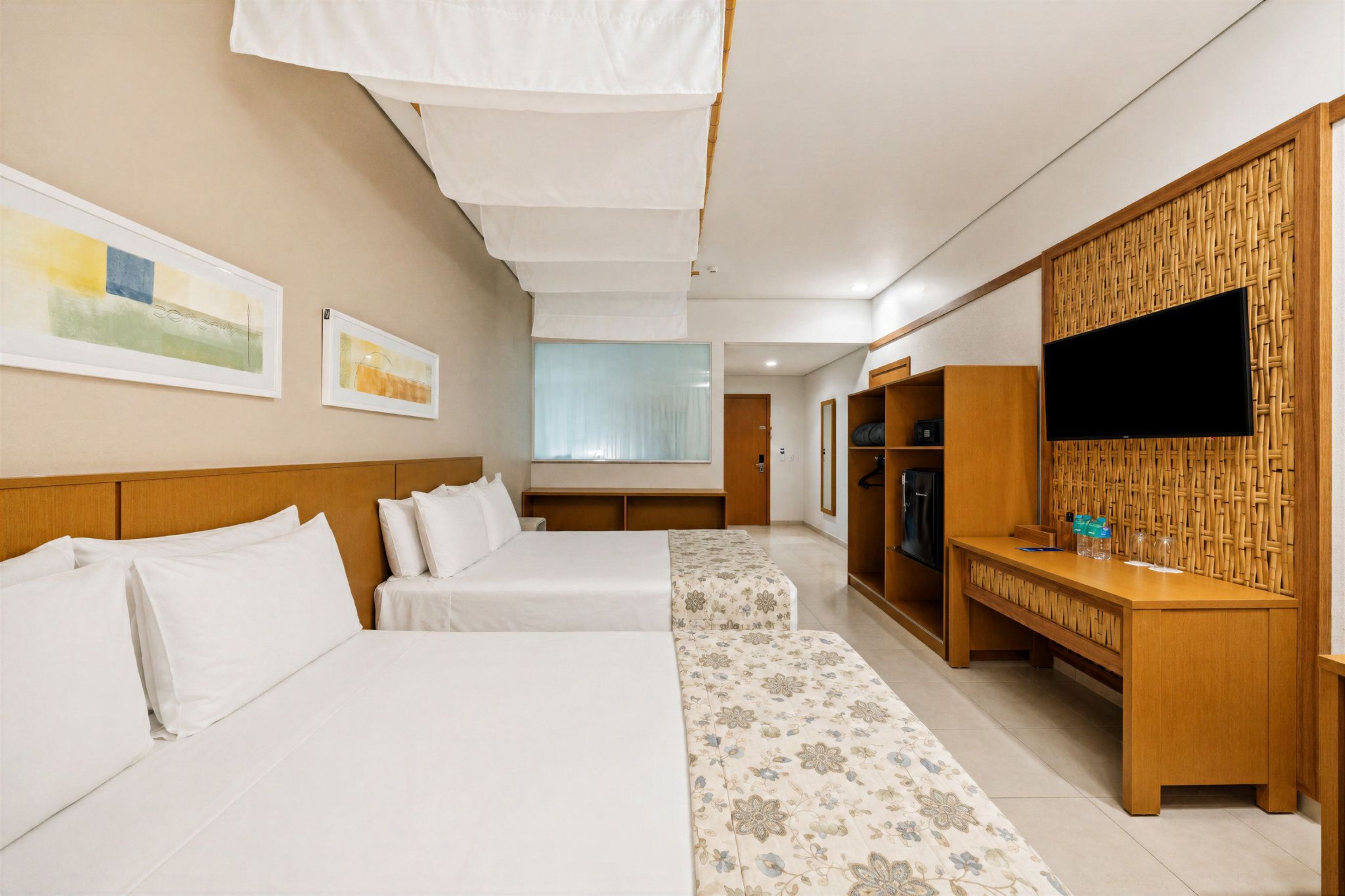 Quarto (Premium Adaptado) | Minibar, cofre no quarto, com decoração personalizada, secretária 