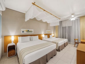 Apartamento Premium, banheira | Minibar, cofre no quarto, com decoração personalizada, secretária 