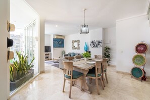Vila superluxo, 2 quartos, piscina particular | Sala de jantar