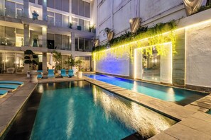 2 piscinas externas, guarda-sóis, espreguiçadeiras