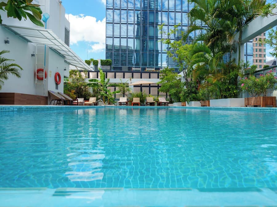 Piscina externa, espreguiçadeiras