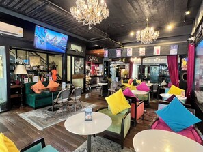 Pequenos-almoços, almoços, jantares servidos, cozinha tailandesa