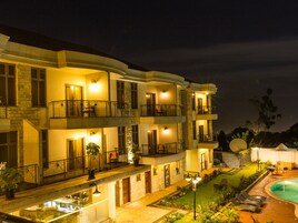Fachada da propriedade à noite
