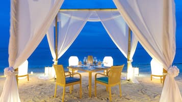 Serviço de café da manhã, almoço, jantar; vistas para a praia