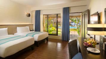 Deluxe Double or Twin Room with Pool View | Frigobar, cofres nos quartos, escrivaninha