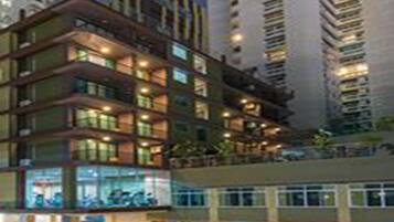 Fachada da propriedade à noite