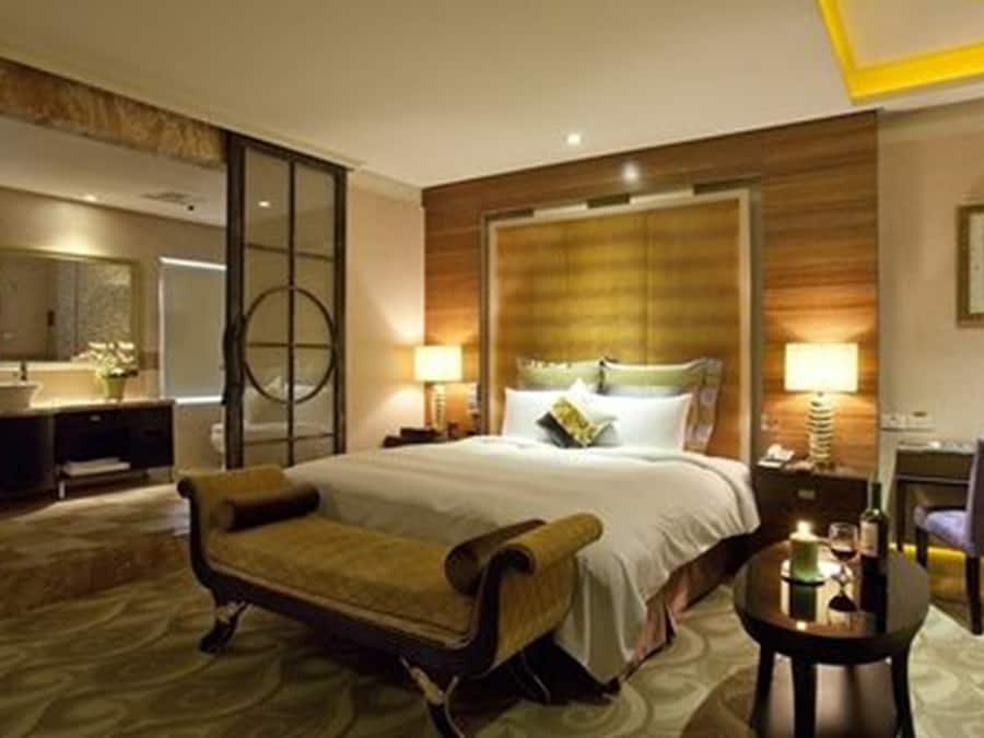 Edredões de penas, minibar grátis, cortinas/cortinados opacos