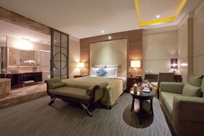 Edredões de penas, minibar grátis, secretária 