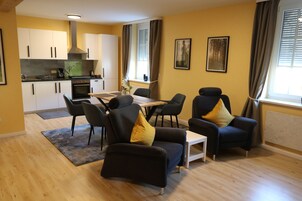 Apartamento Familiar | Cozinha privada | Uma cafeteira/bule, uma chaleira elétrica