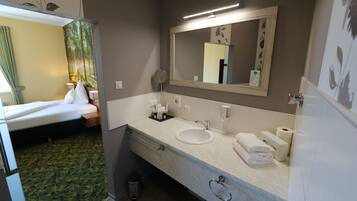 Um polibã, um chuveiro fixo, artigos de higiene pessoal grátis