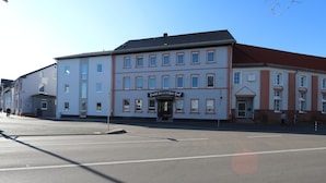 Um edifício de vários andares com uma placa indicando 