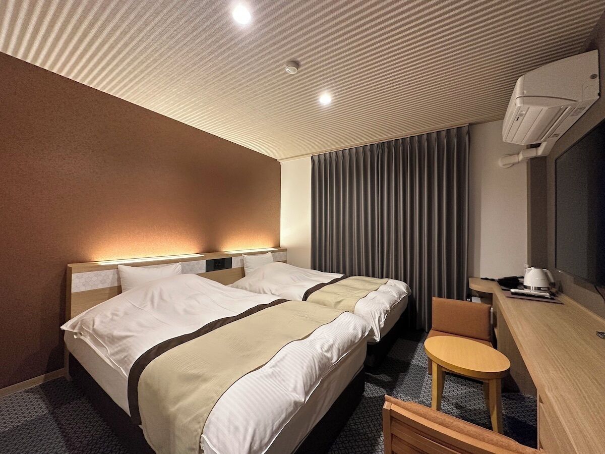 Quarto Twin Comfort | Roupa de alta qualidade, cofre no quarto, com decoração personalizada 