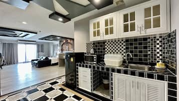 Executive Suite | Cozinha privada | Um frigorífico, um micro-ondas, uma cafeteira/bule