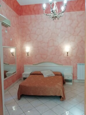 Quarto casal | Roupas de cama antialérgicas, escrivaninha
