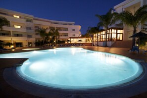 Piscina exterior, guarda-sóis, espreguiçadeiras 
