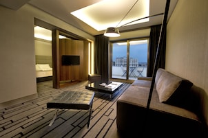 Deluxe Bosphorus Suit Balcony Room | Sala de estar | Televisor LCD