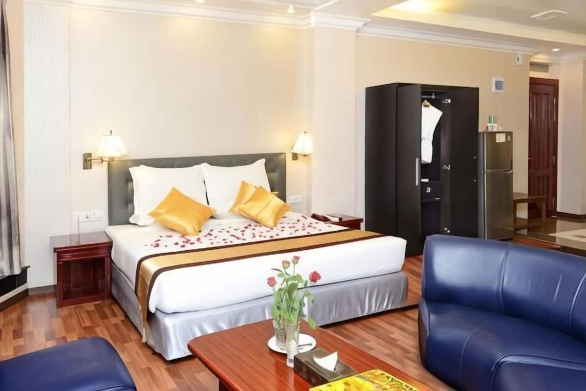 Frigobar, cofres nos quartos, escrivaninha, quartos à prova de som