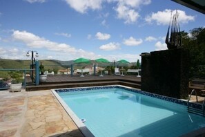Piscina exterior, da(s) 08:00 à(s) 22:00, guarda-sóis, espreguiçadeiras 
