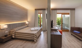 Quarto Júnior, vista para o jardim | Cofre no quarto, secretária 
