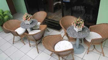 Café da manhã, almoço e jantar; culinária regional