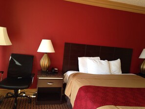 Quarto Individual Básico, 1 cama queen-size, não fumadores | Secretária, secretária adequada para computadores portáteis