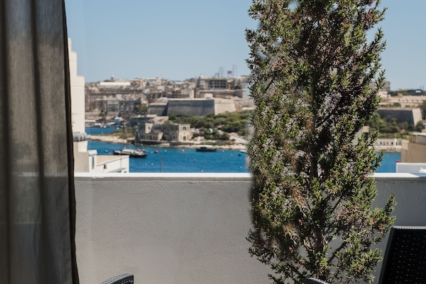 Cobertura superluxo, 1 cama Queen, terraço, vista parcial para o mar | Vista do quarto