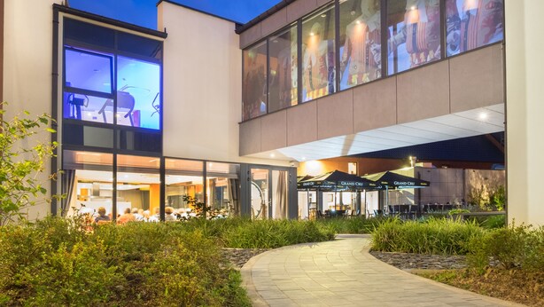 Um edifício moderno com um restaurante chamado