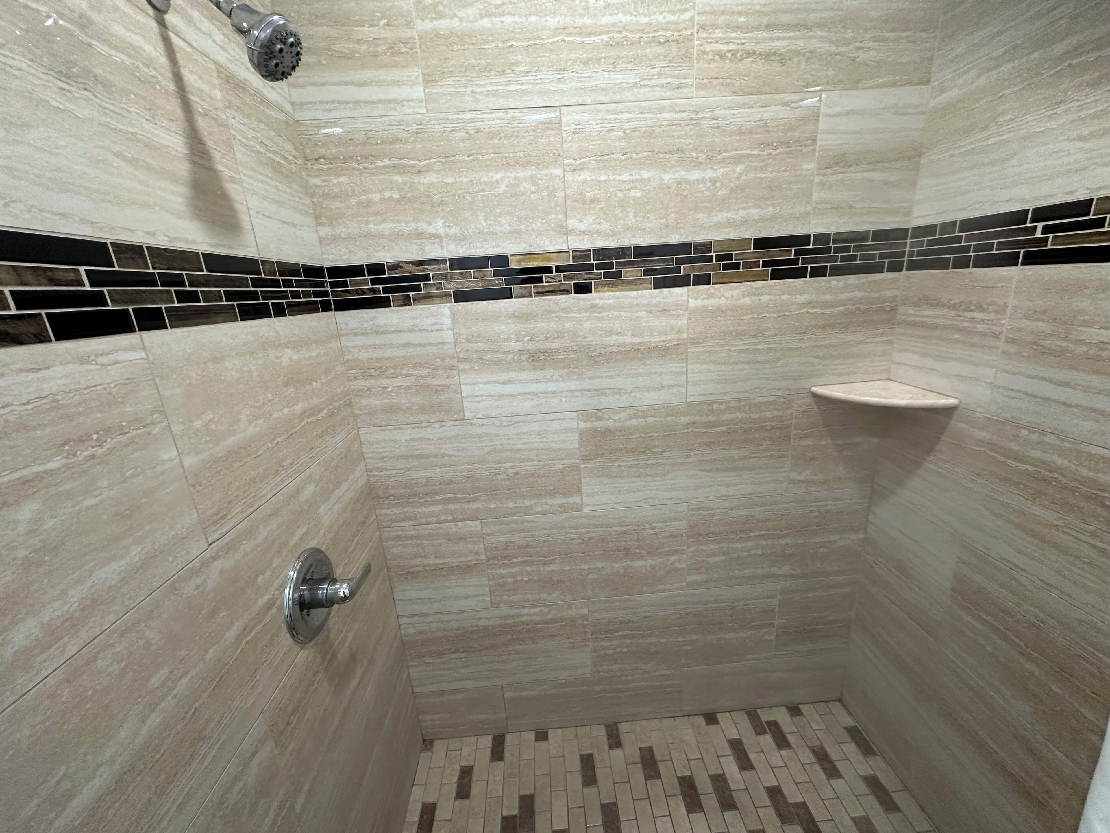 Quarto standard, 2 camas de casal | Banheiro | Chuveiro/banheira combinados, produtos de toalete grátis