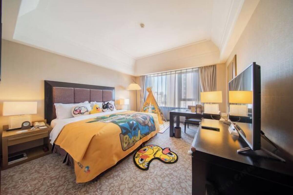 Roupa de alta qualidade, edredões de penas, minibar com produtos grátis 
