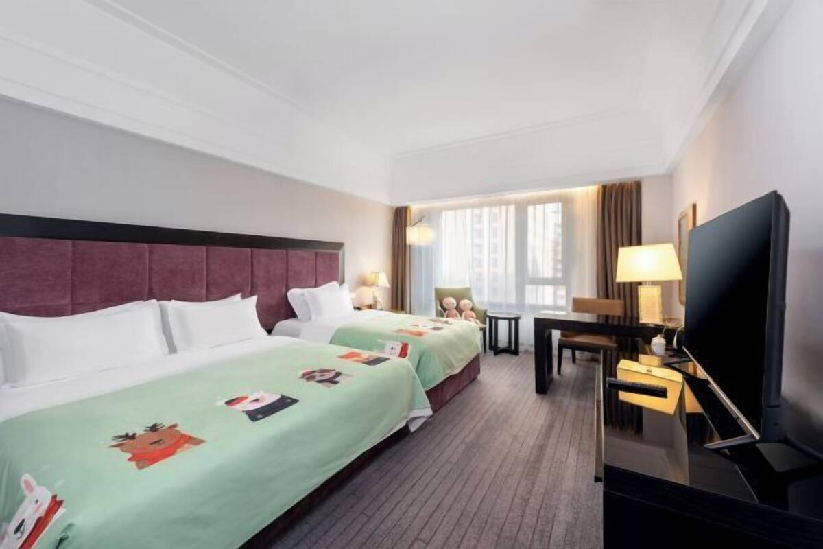 Roupa de alta qualidade, edredões de penas, minibar com produtos grátis 