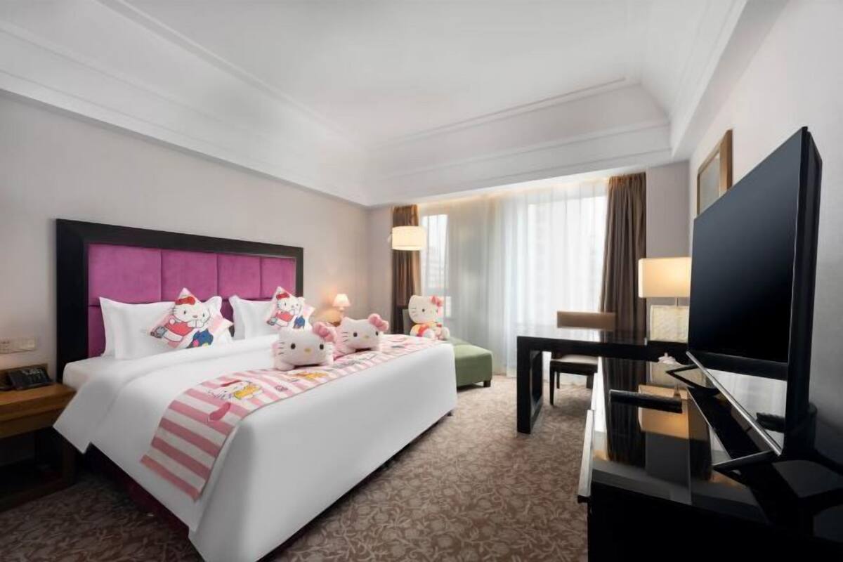 Roupa de alta qualidade, edredões de penas, minibar com produtos grátis 