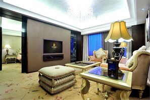 Roupa de alta qualidade, edredões de penas, minibar com produtos grátis 