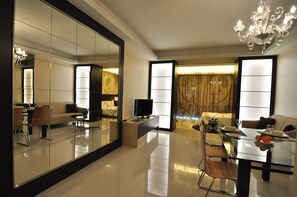 Cofre no quarto, com mobília individualizada, secretária 