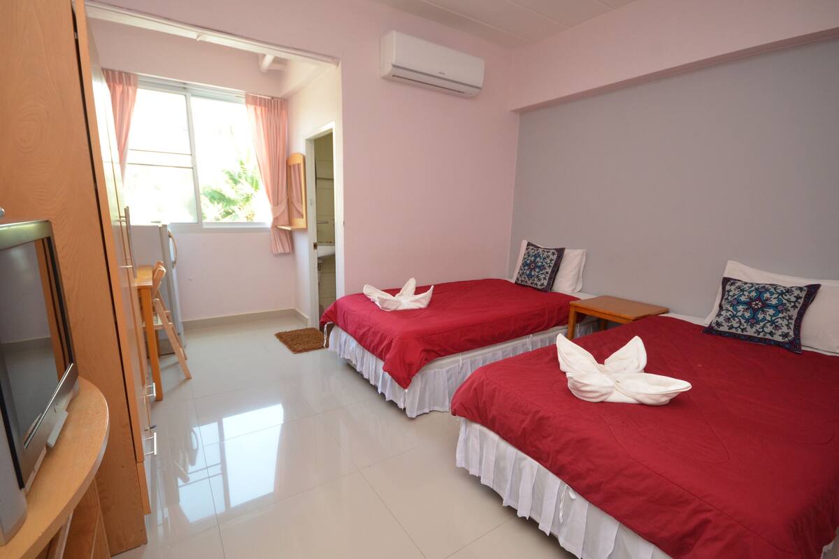 Quarto duplo standard | Camas extras/dobráveis (sobretaxa), Wi-Fi de cortesia, roupa de cama
