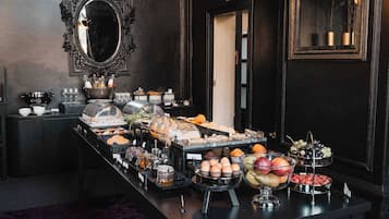 Pequeno-almoço tipo buffet diário (21 EUR por pessoa)
