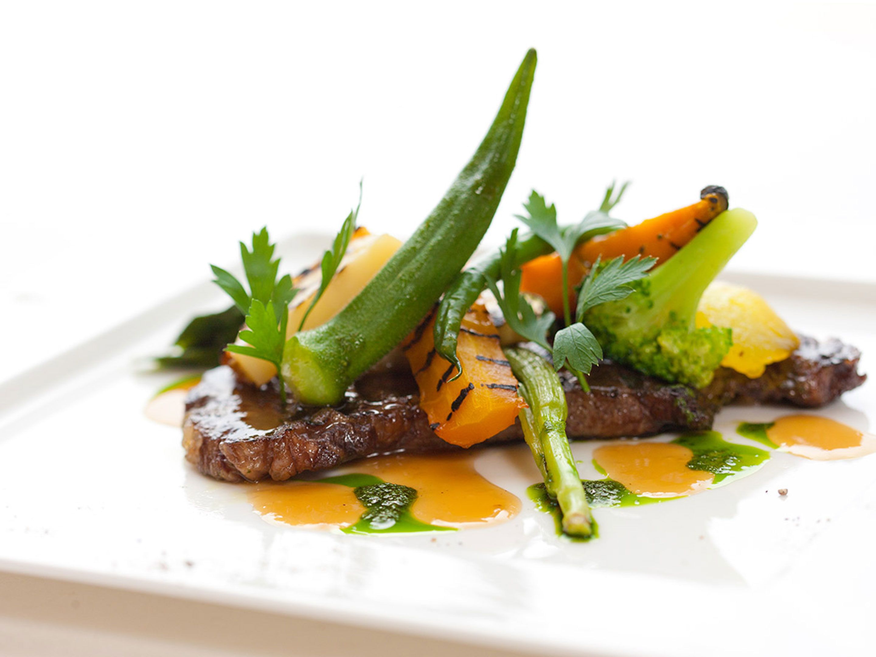 Prato com carne, legumes e molho.