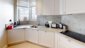 Apartamento superluxo, 2 quartos | Cozinha privada | Geladeira grande, micro-ondas, fogão, cooktop
