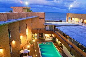 Piscina exterior, guarda-sóis, espreguiçadeiras 