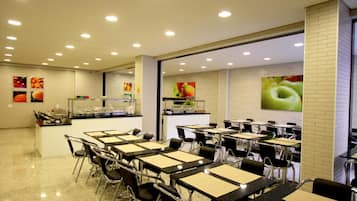 Café da manhã, almoço e jantar
