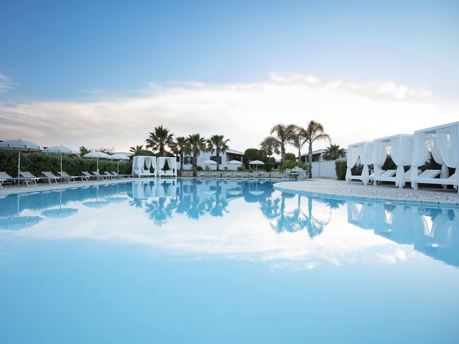 Piscina externa, funciona das 9h30 às 19h30, espreguiçadeiras