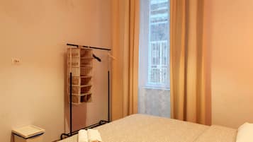 Quarto casal, 1 cama de casal, banheiro compartilhado | Cofres nos quartos, escrivaninha, cortinas blackout