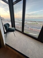 Suíte júnior, vista para o mar | Cofres nos quartos, escrivaninha, cortinas blackout