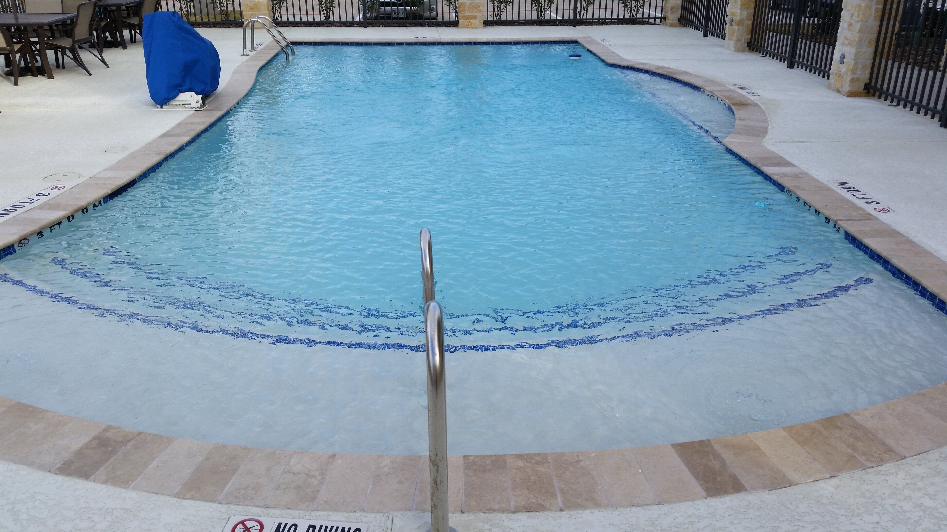 Piscina exterior, guarda-sóis 