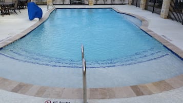 Piscina exterior, guarda-sóis