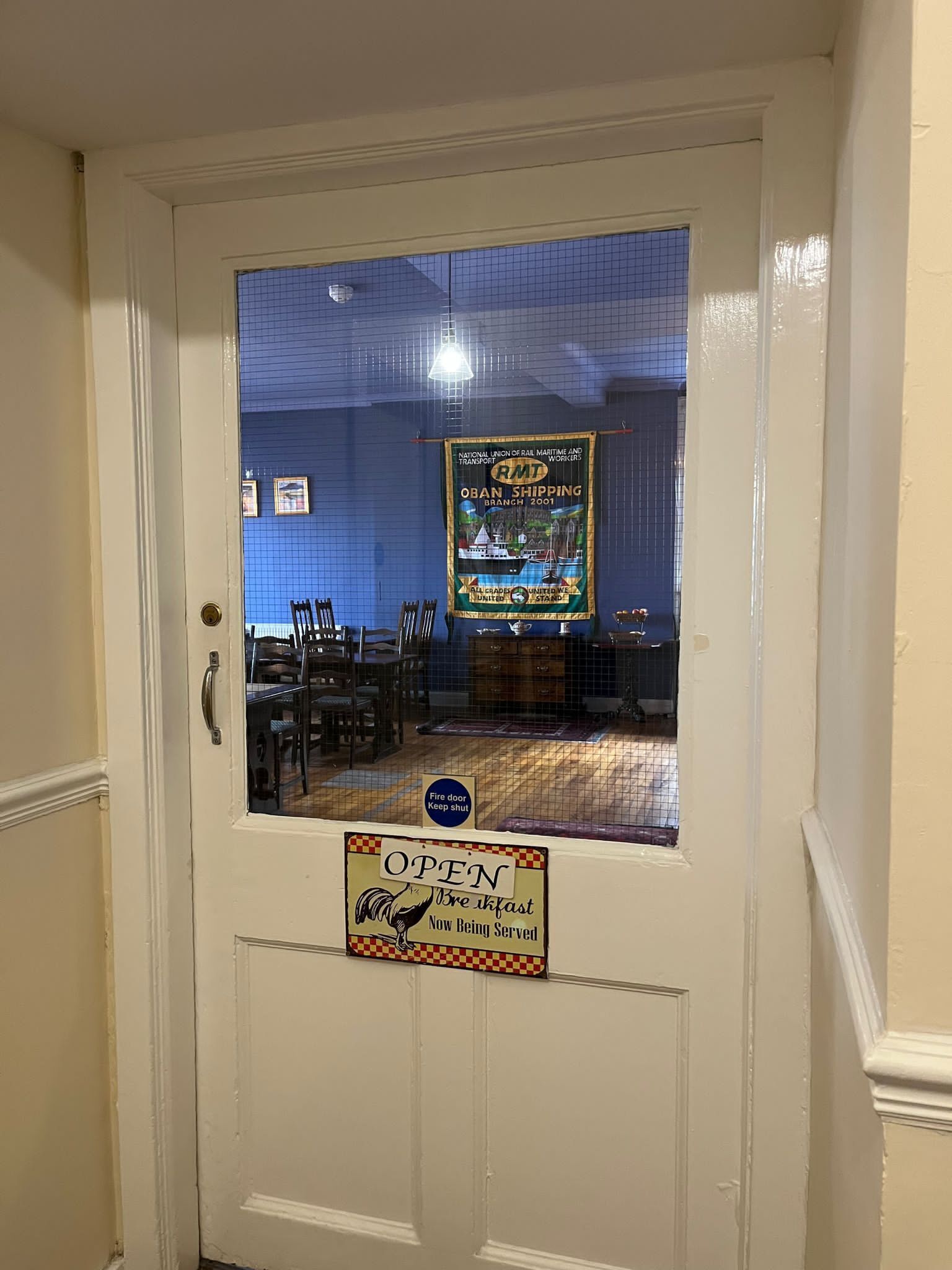 Uma porta com placa indicando que está aberta e atendendo.
