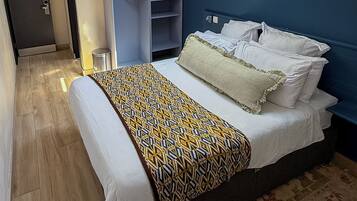 Quarto Duplo, 1 cama de casal, casa de banho anexa | Cofre no quarto, ferro/tábua de engomar, Wi-fi grátis