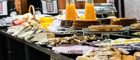 Café da manhã com buffet grátis todos os dias