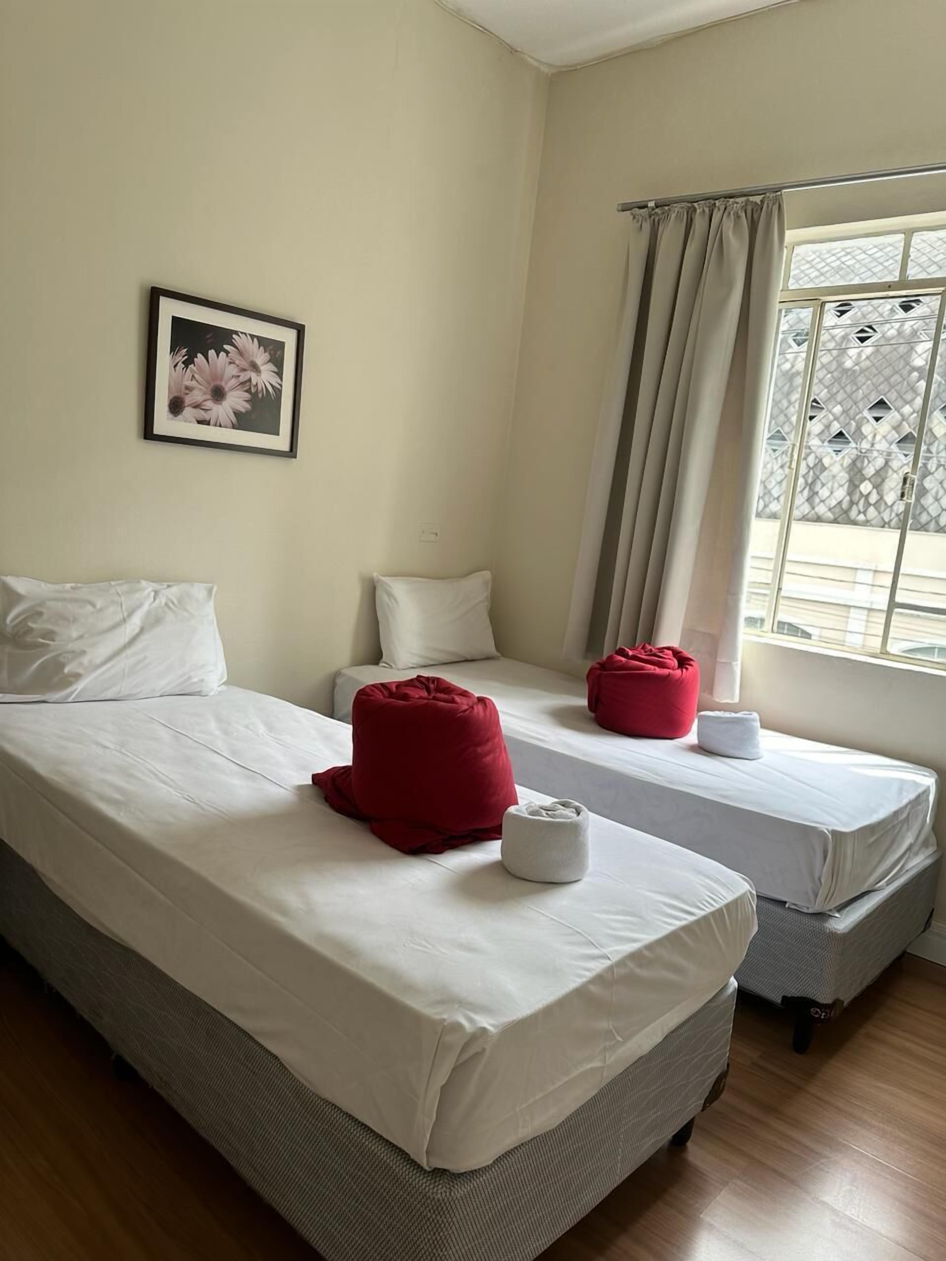 Quarto Twin Standard | Cortinas/cortinados opacos, ferro/tábua de engomar, Wi-fi grátis 