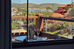 Quarto superior, 1 cama de casal, banheira de hidromassagem | Frigobar, cofres nos quartos, cortinas blackout, Wi-Fi de cortesia